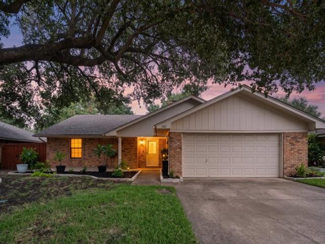 1101 DE Pauw Dr, Arlington, TX 76012