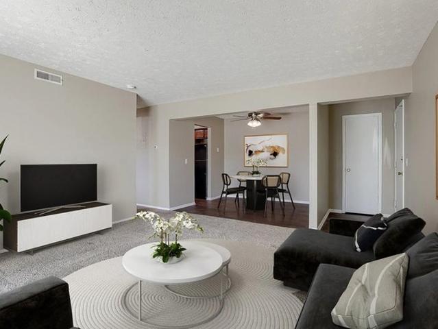 11029 R Plz, Omaha, NE 68137