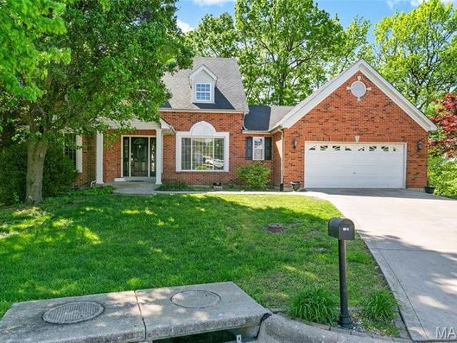 1102 Mosswoods Ct, Fenton, MO 63026