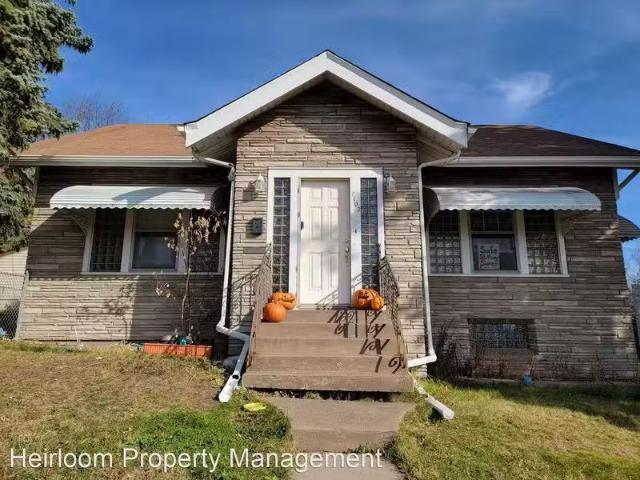 1102 N 11th Ave E