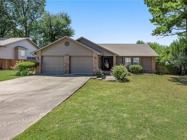 1102 NE 2nd St, Bentonville, AR 72712