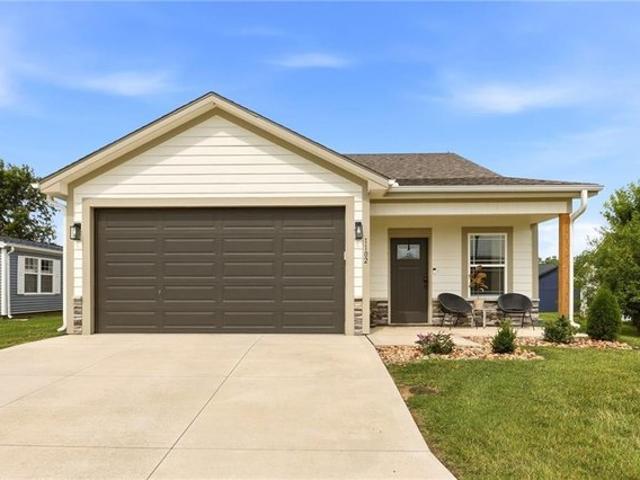 1102 White Oaks Ln, Oak Grove, MO 64075