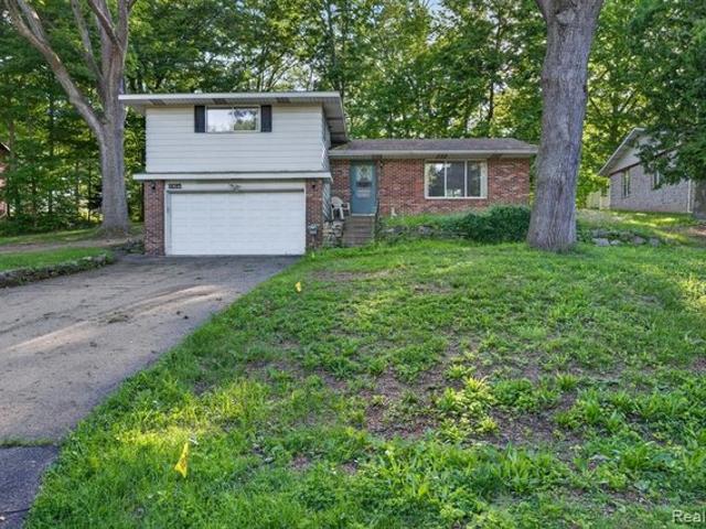 11035 White Oak Dr, Vienna Township, MI 48420