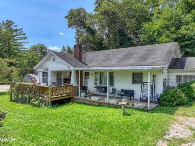 1103 Academy Cir, Dandridge, TN 37725