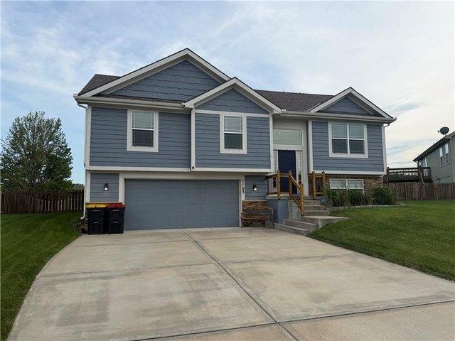 1103 E 18th St, Kearney, MO 64060