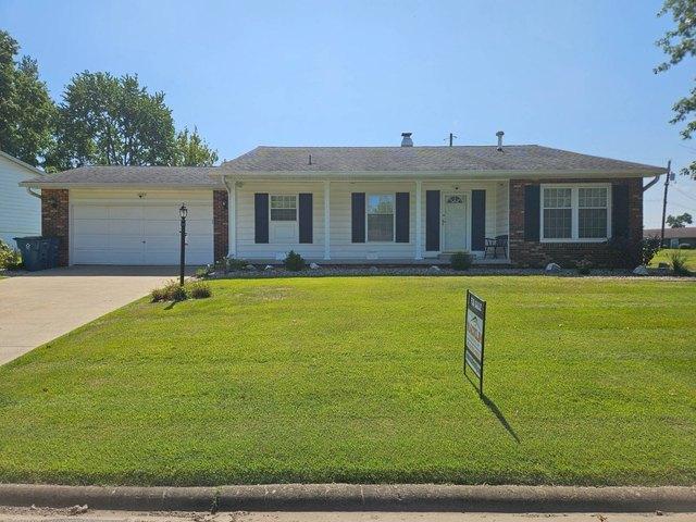 1103 Willow Dr, Olney, IL 62450