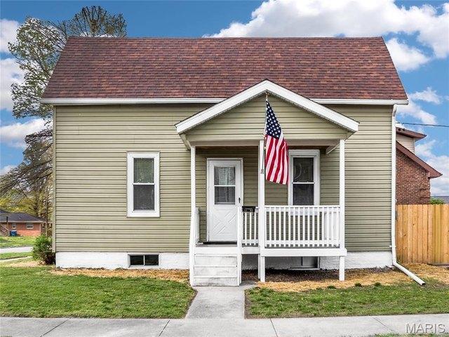 1103 7th St, Highland, IL 62249
