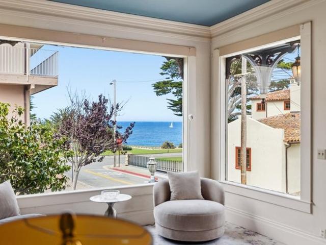 110 10th St, Pacific Grove, CA 93950
