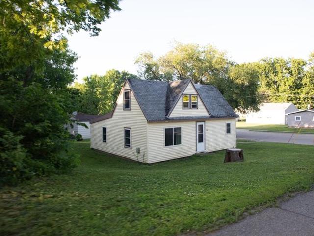 110 2nd St SW, Glenville, MN 56036