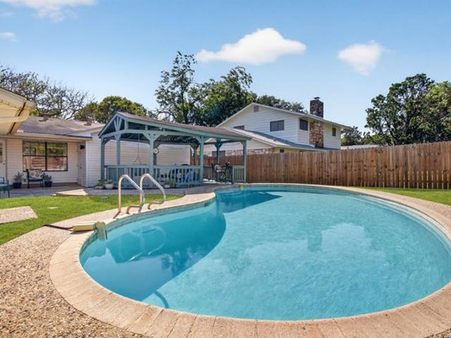 110 Cortes Dr, Universal City, TX 78148