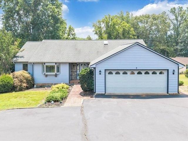 110 Clubhouse Dr, Moneta, VA 24121