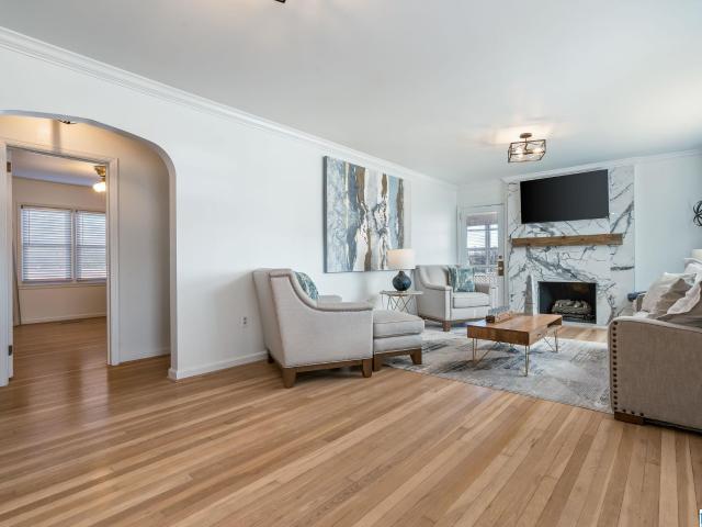 110 Adams Avenue W