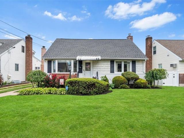 110 Barwick Blvd, Mineola, NY 11501