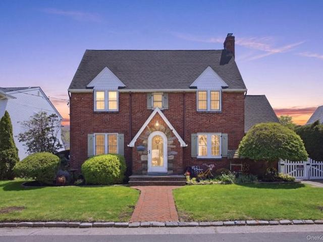 110 Bedford Ave, Garden City Park, NY 11040