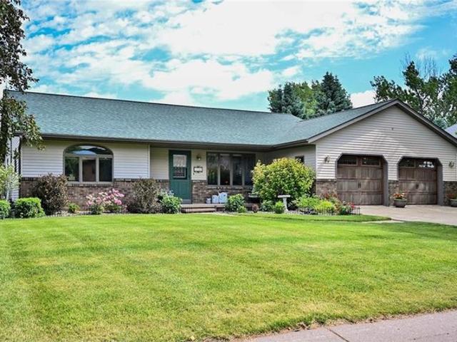 110 Benson Dr, Lewiston, MN 55952