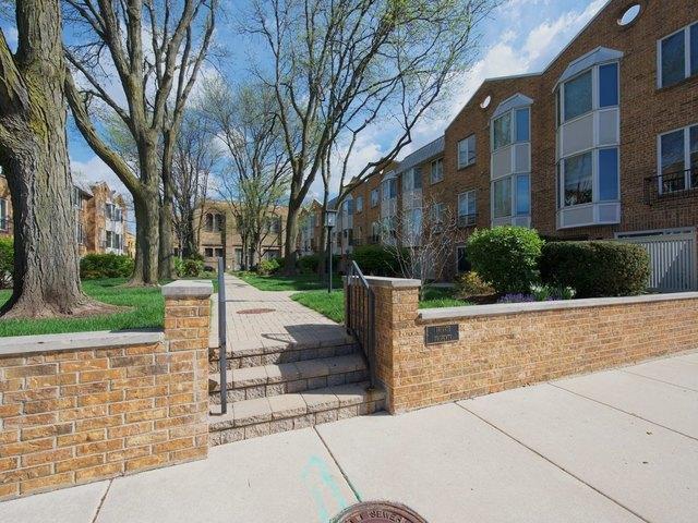 110 Bishop Quarter Ln, Oak Park, IL 60302