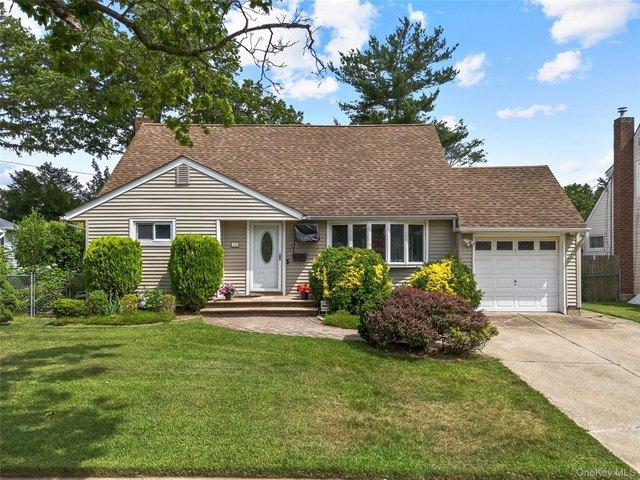 110 Briarcliff Rd, Westbury, NY 11590