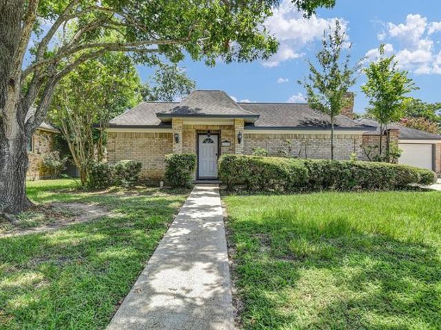 110 Buttercup St, Lake Jackson, TX 77566