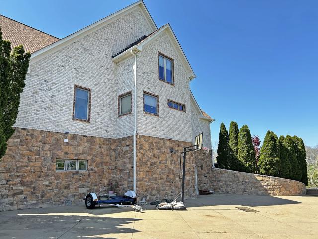 110 Giles Ln