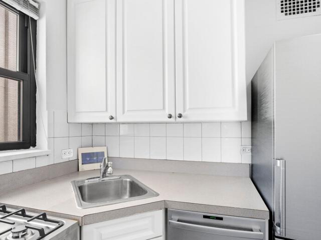 110 E 36TH Street 8F