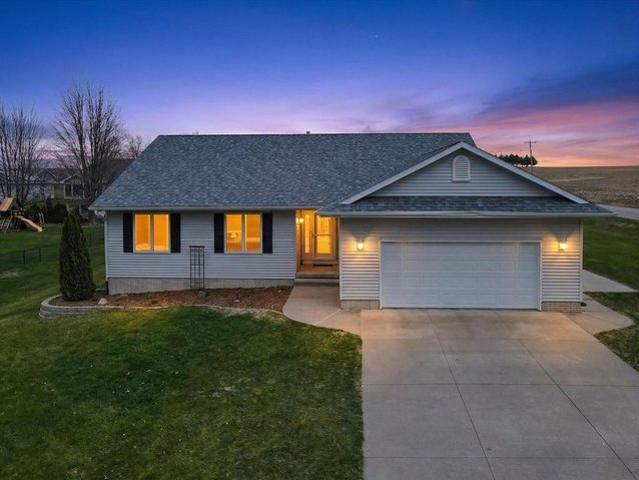 110 Erusha Dr, Walford, IA 52351