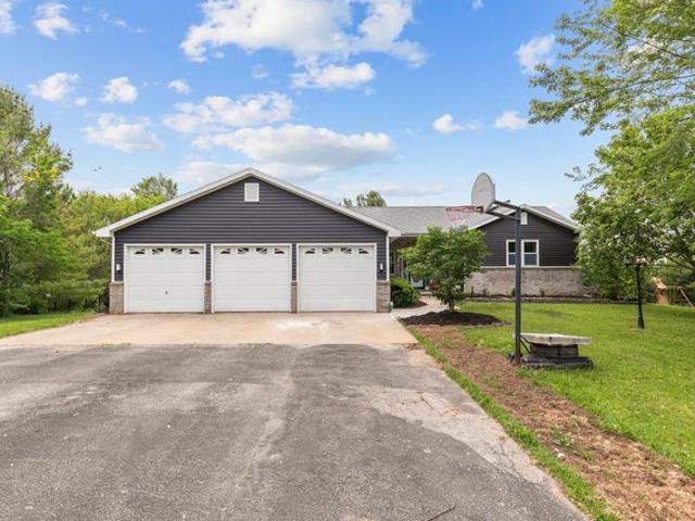 110 Honeysuckle Dr, Hortonville, WI 54944
