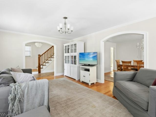 110 Oak Ln
