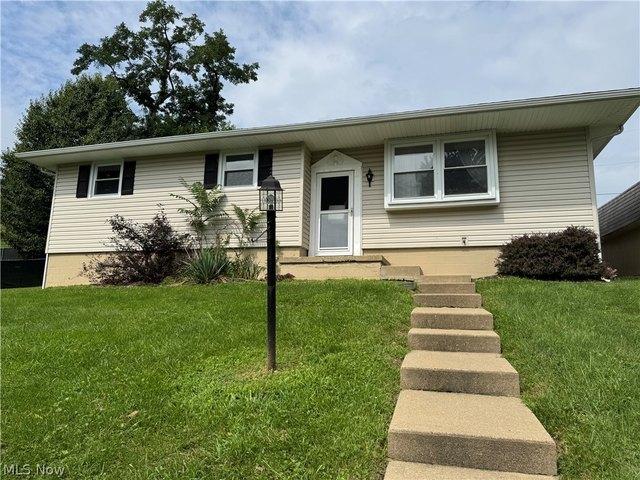 110 Locust Dr, Barnesville, OH 43713