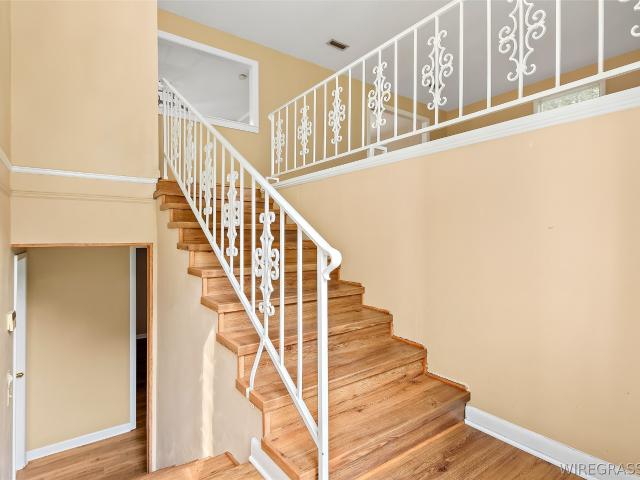110 LAUREL Circle