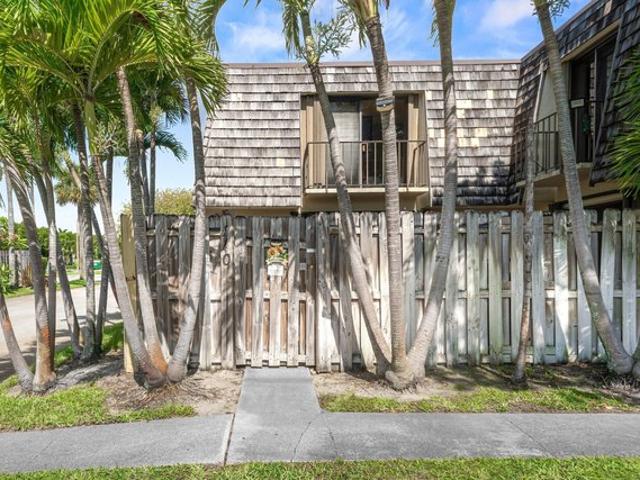 110 Lake Arbor Dr, Palm Springs, FL 33461