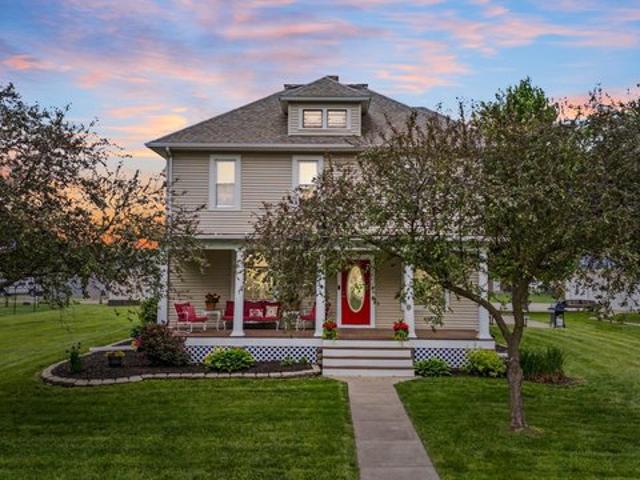 110 N 4th St, Eldridge, IA 52748