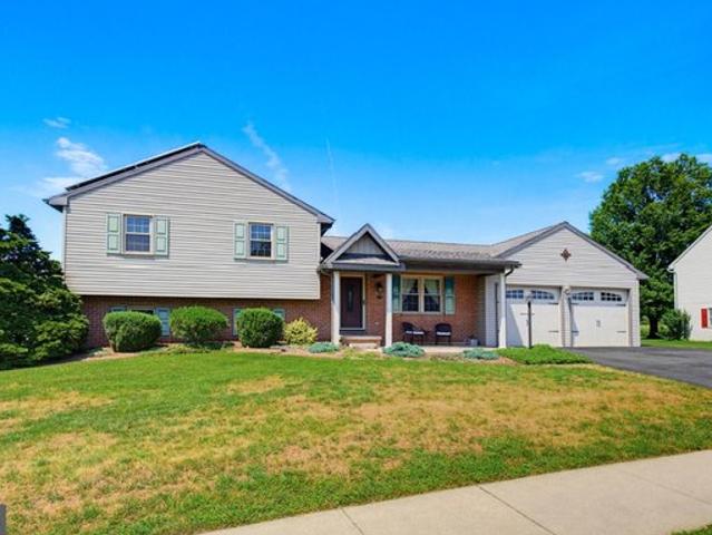 110 S Aspen Dr, Mount Joy, PA 17552