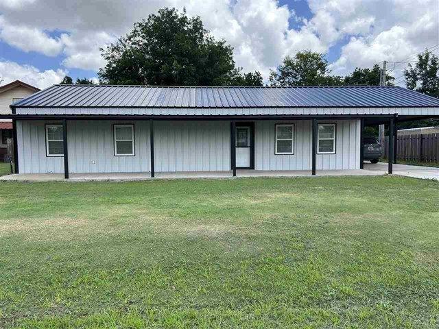 110 S Grove St, Apache, OK 73006
