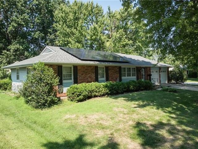 110 S Queen Ridge Dr, Independence, MO 64050