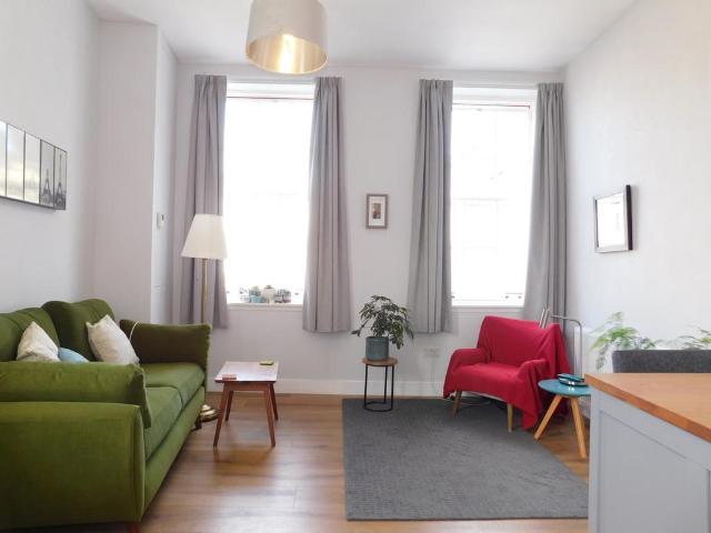 110, St Stephen Street, Edinburgh. 2 bed flat to rent £1,600 pcm £369 pw