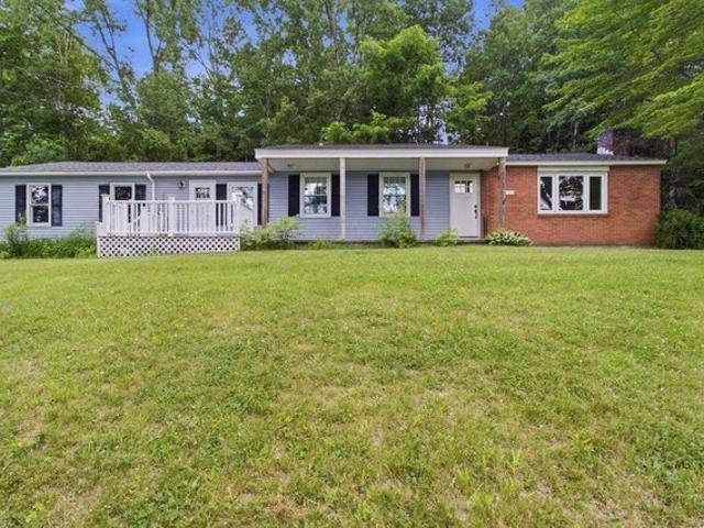 110 State Line Dr, Pownal, VT 05261