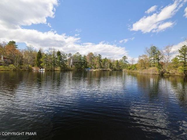 110 Powderhorn Rd, Long Pond, PA 18334