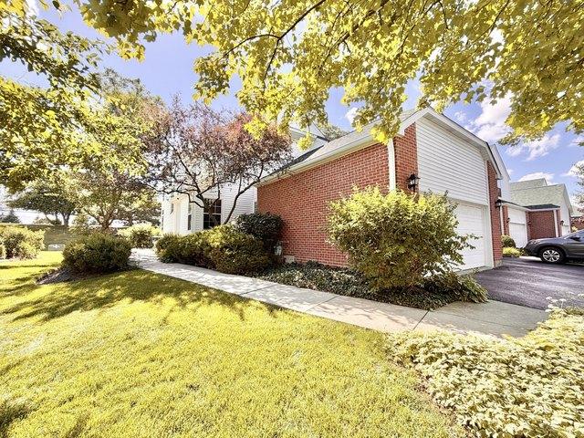 110 Pembroke Cir, Lake Bluff, IL 60044