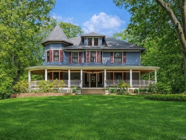 110 Red Spring Ln, Glen Cove, NY 11542