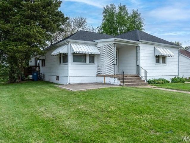110 W 4T St, Saint Jacob, IL 62281