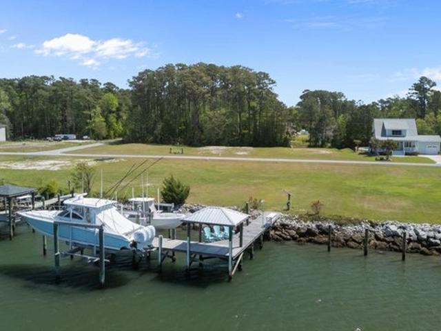 110 Waterway Dr, Beaufort, NC 28516