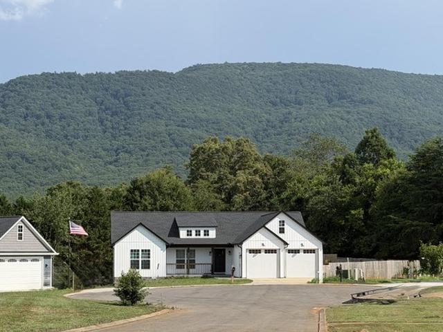 110 Waterstone Ct, Benton, TN 37307