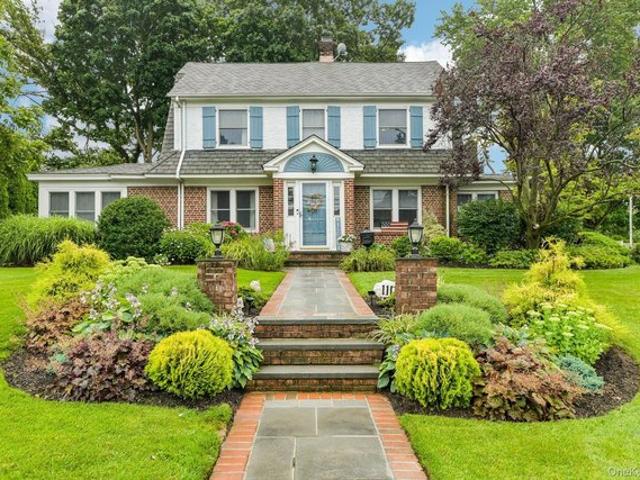 110 William St, East Williston, NY 11596