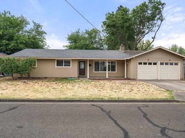 110 Victoria Way, Central Point, OR 97502