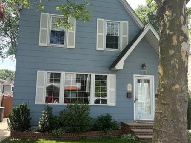 110 Yale St, Williston Park, NY 11596