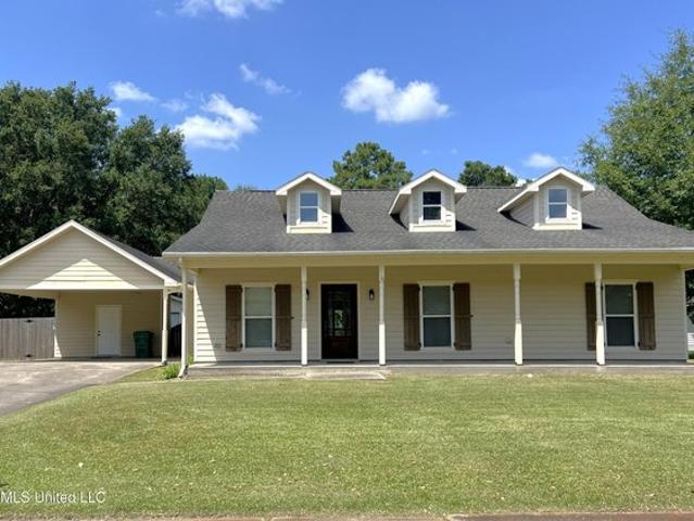 110 Yarborough Pl, Waveland, MS 39576