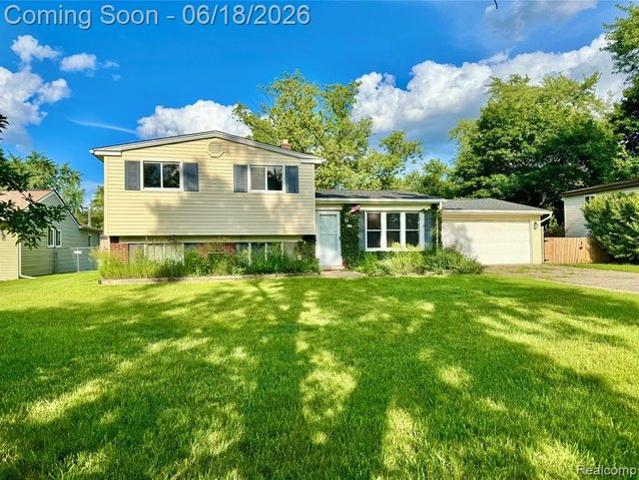 1114 Airport Rd, Waterford Township, MI 48327