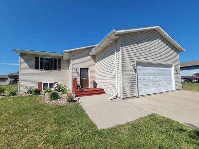 1114 Ash Ln, Aberdeen, SD 57401