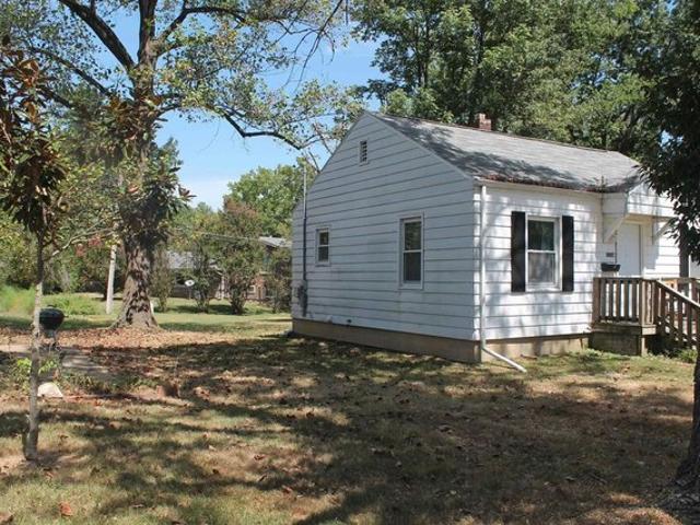 1114 W Walkup St, Carbondale, IL 62901