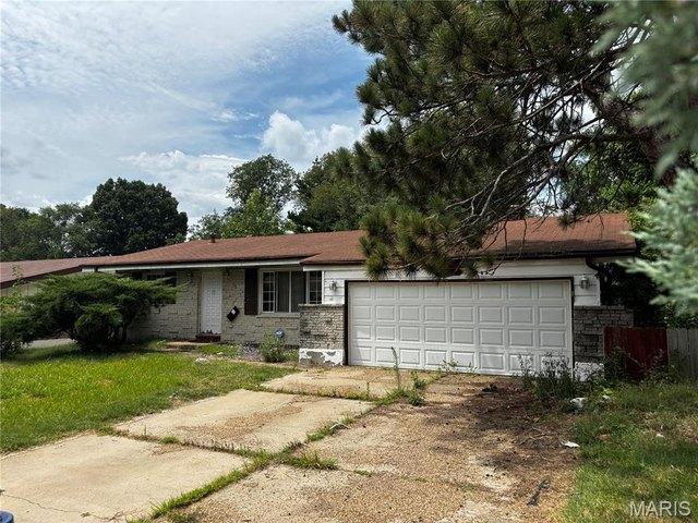 11153 Landseer Dr, Saint Louis, MO 63136